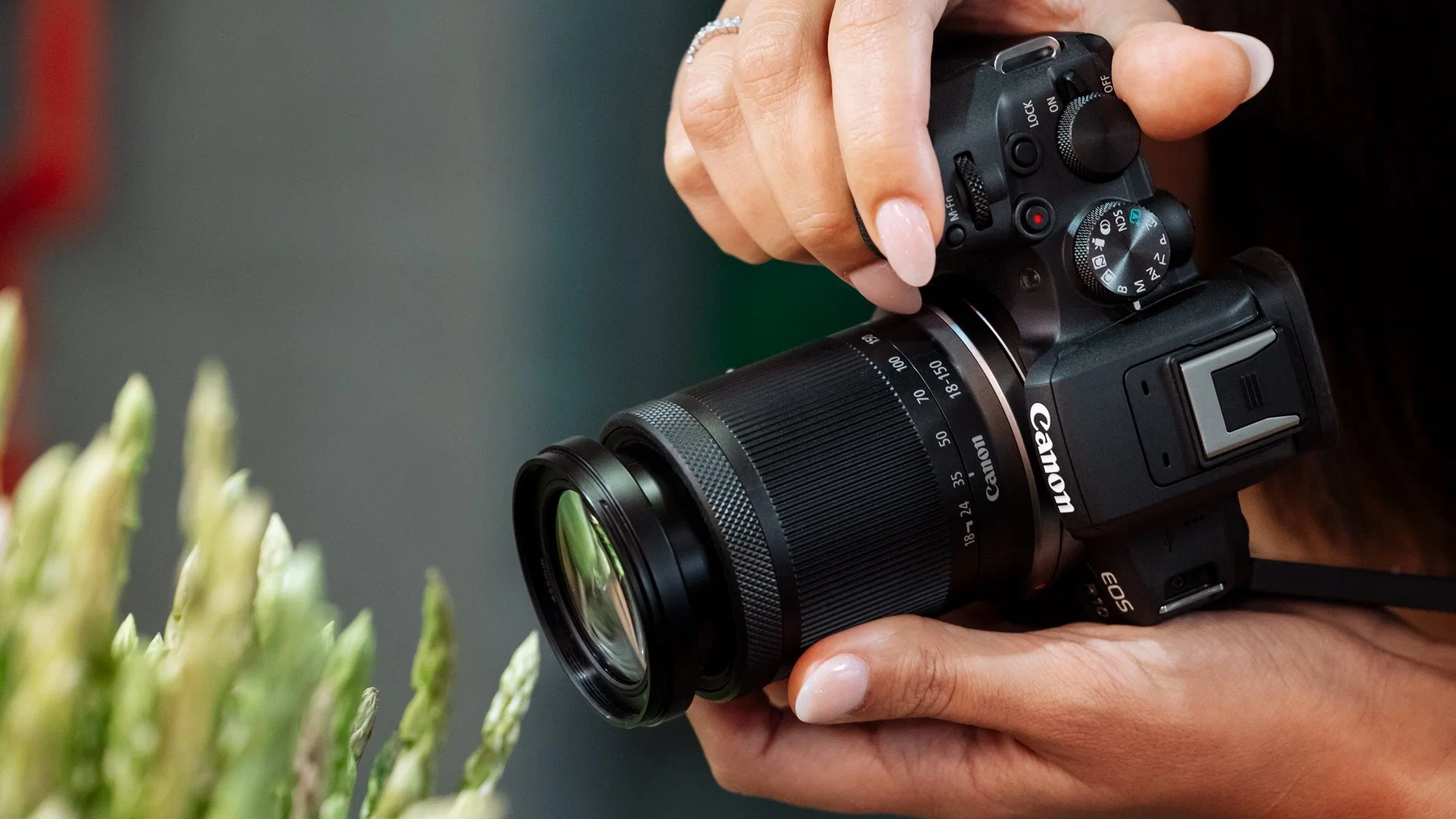 Canon EOS R10 - 24.2MP, 15fps, 4K 60p, AF thông minh