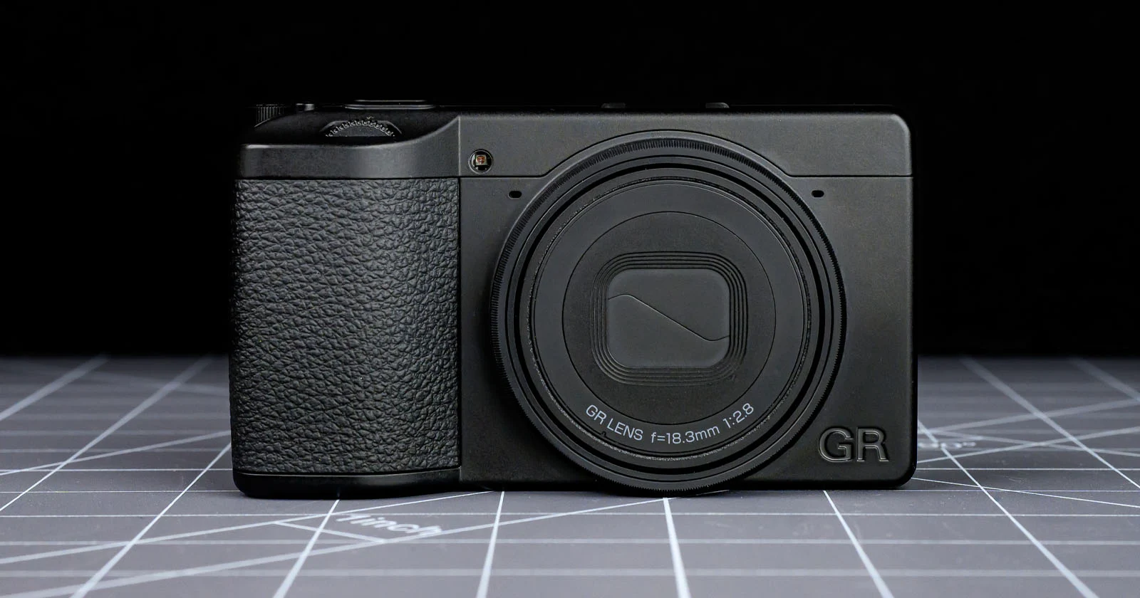 Ricoh GR IV Monochrome đắt hơn GR IV thường hơn 15 triệu đồng